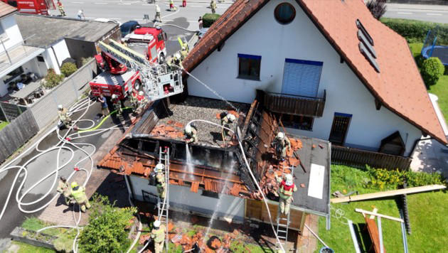 Carport in Flammen: Wohnhaus gerade noch gerettet