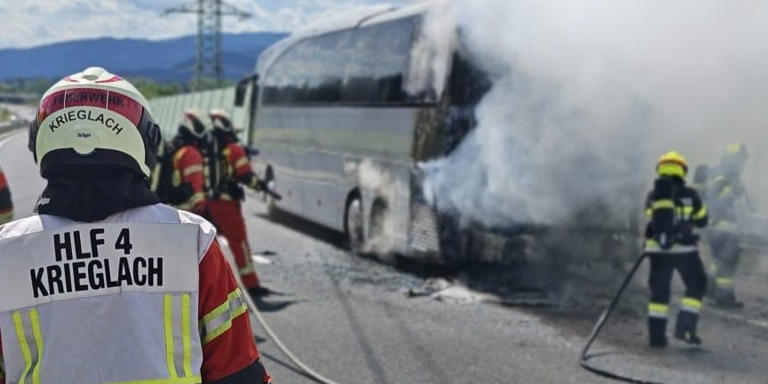 Reisebus fing Feuer - zwei Schulklassen gerettet