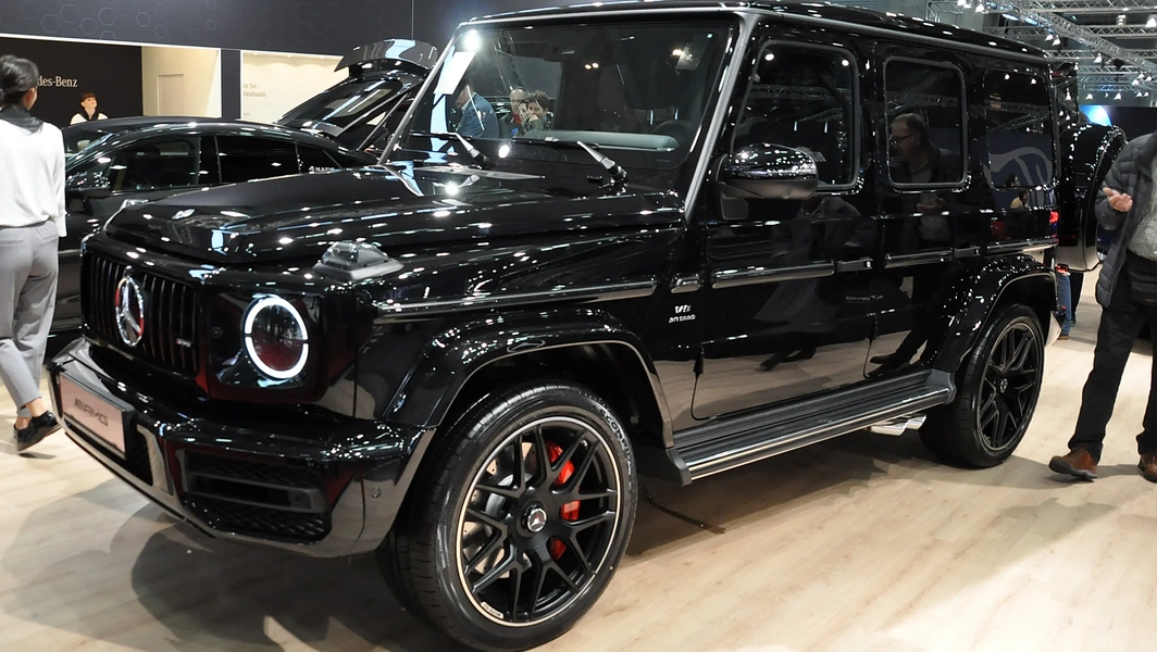 Luxury SUVs shed 'soccer mom' image to become male status symbols