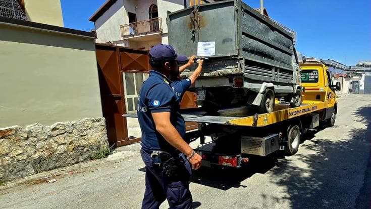 Trasporta rifiuti pericolosi e all'alt tenta la fuga: arrestato ...