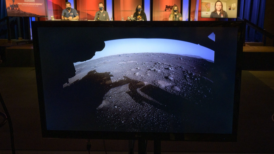 Mars in focus: Panoramas, geology, and spacecraft encounters