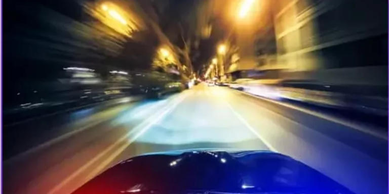Probeführerschein-Besitzer rast mit 142 km/h vor Polizei davon