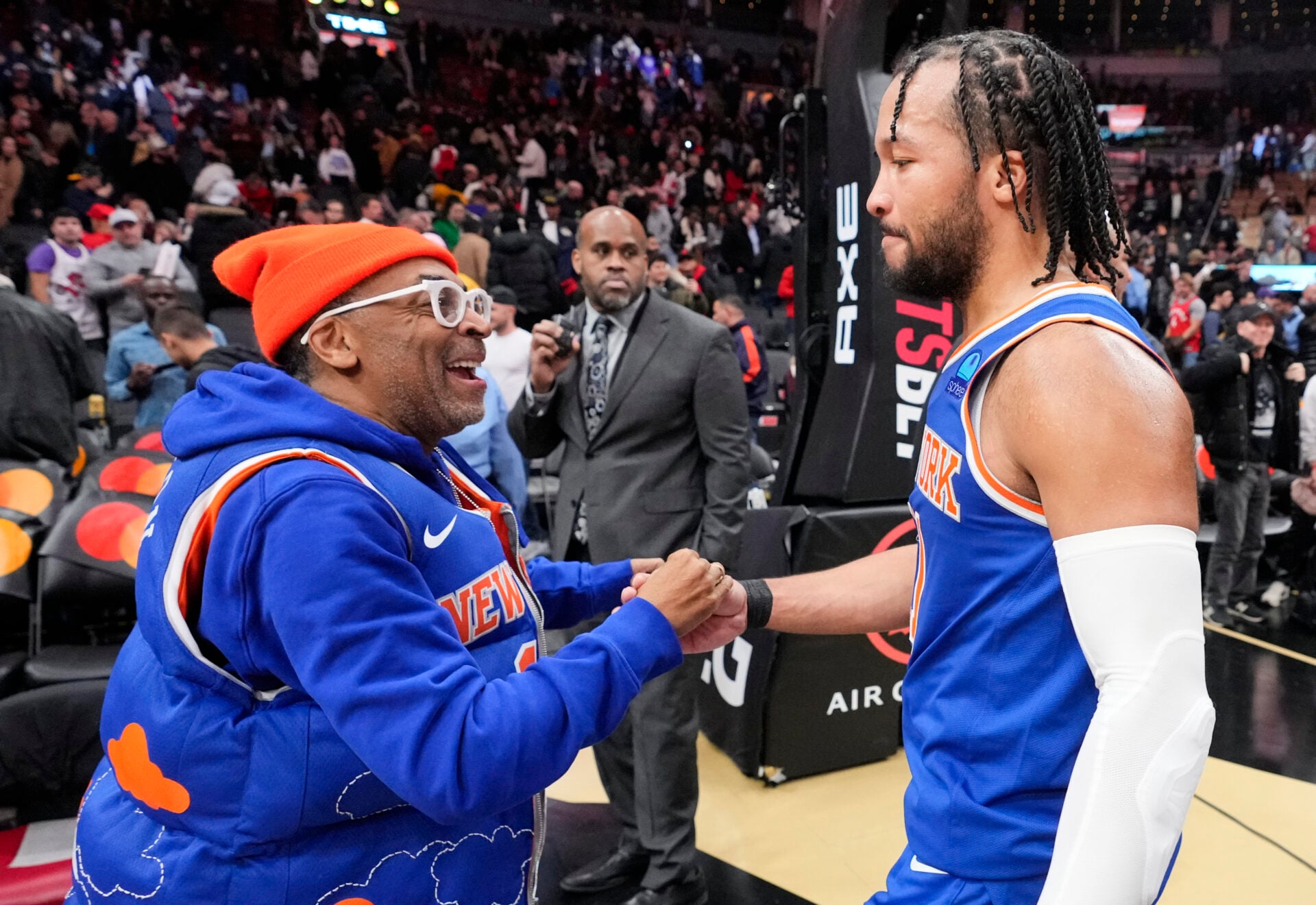 Spike Lee reacts to Jalen Brunson’s championship parade gesture after ...