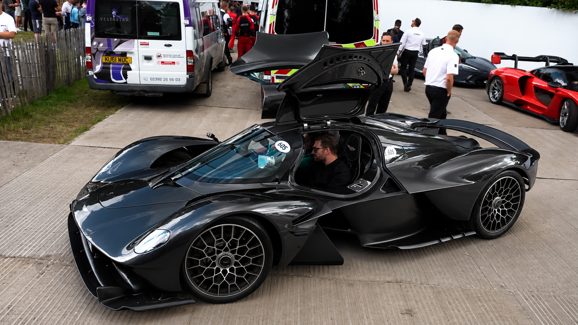 L'Aston Martin Valkyrie conquista la scena al raduno hypercar