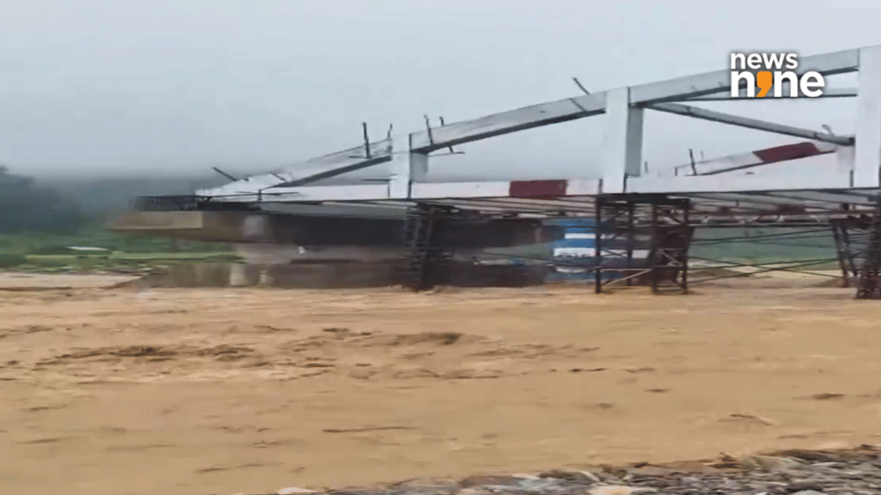 Darjeeling-Siliguri route cut off after 200 mm rain, Dudhia bridge ...