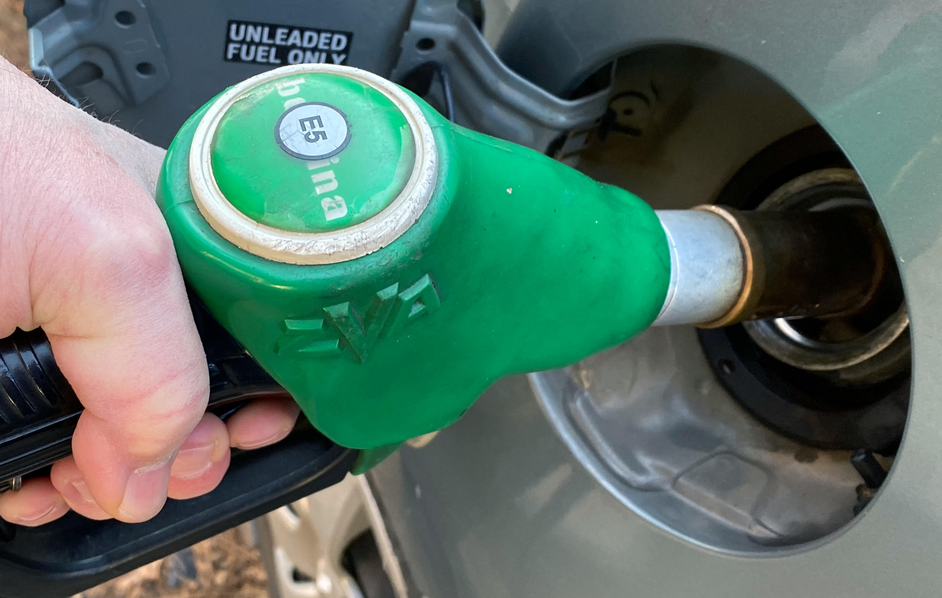 Prezzi carburanti in discesa, ma la Valle d'Aosta è tra le peggiori