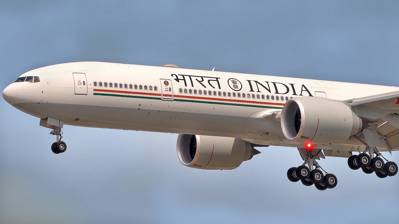 Watch rare government and military aircraft arrive in Frankfurt