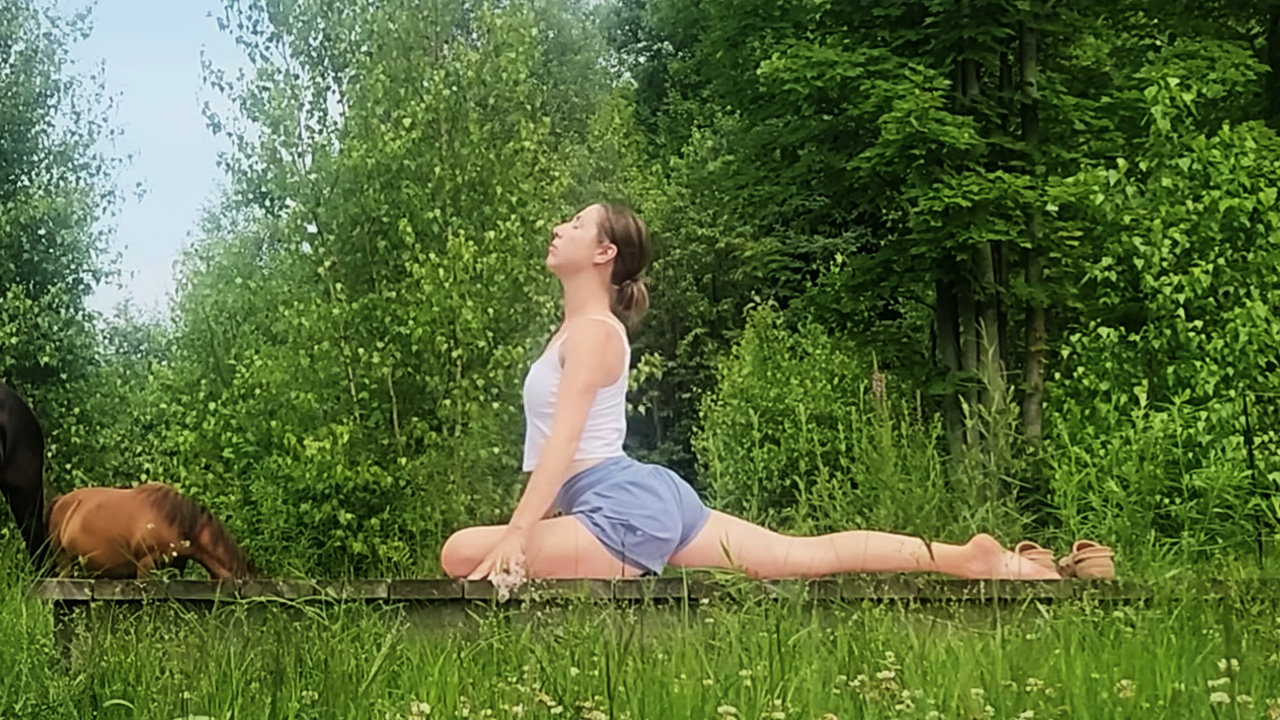 10 min post-run yoga stretch for tight hips, legs & feet
