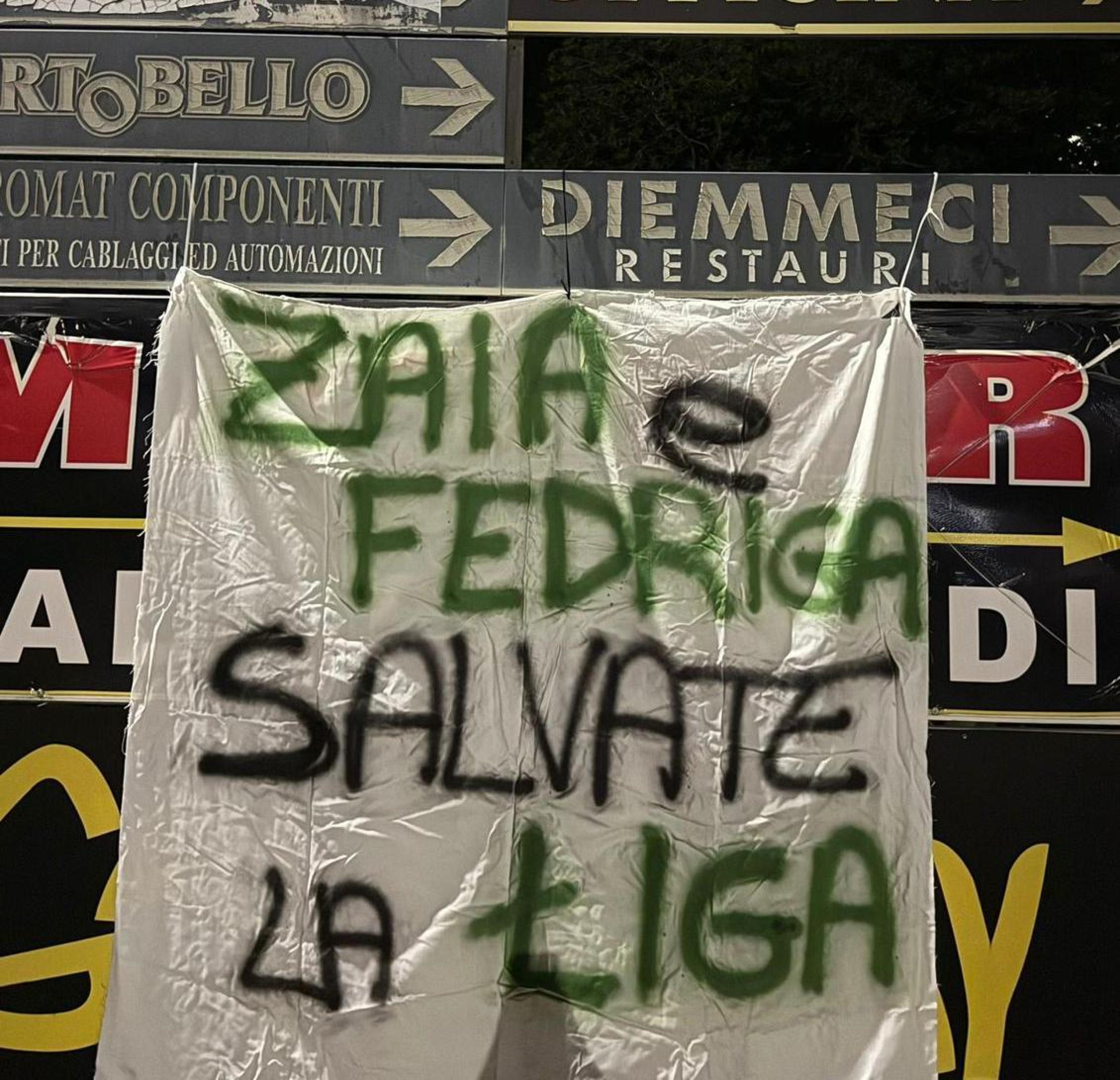 Lega: striscioni 'Via Salvini e compagnia', 'Zaia e Fedriga salvate la ...