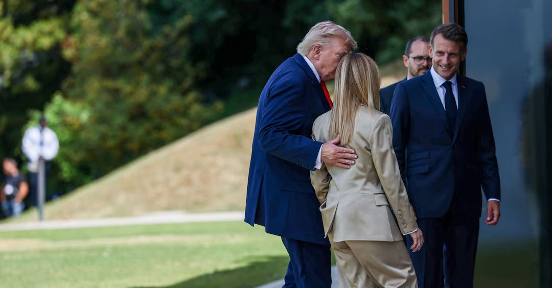 Trump gela Meloni dopo il G7: "Mi ha implorato di fare una foto con lei"