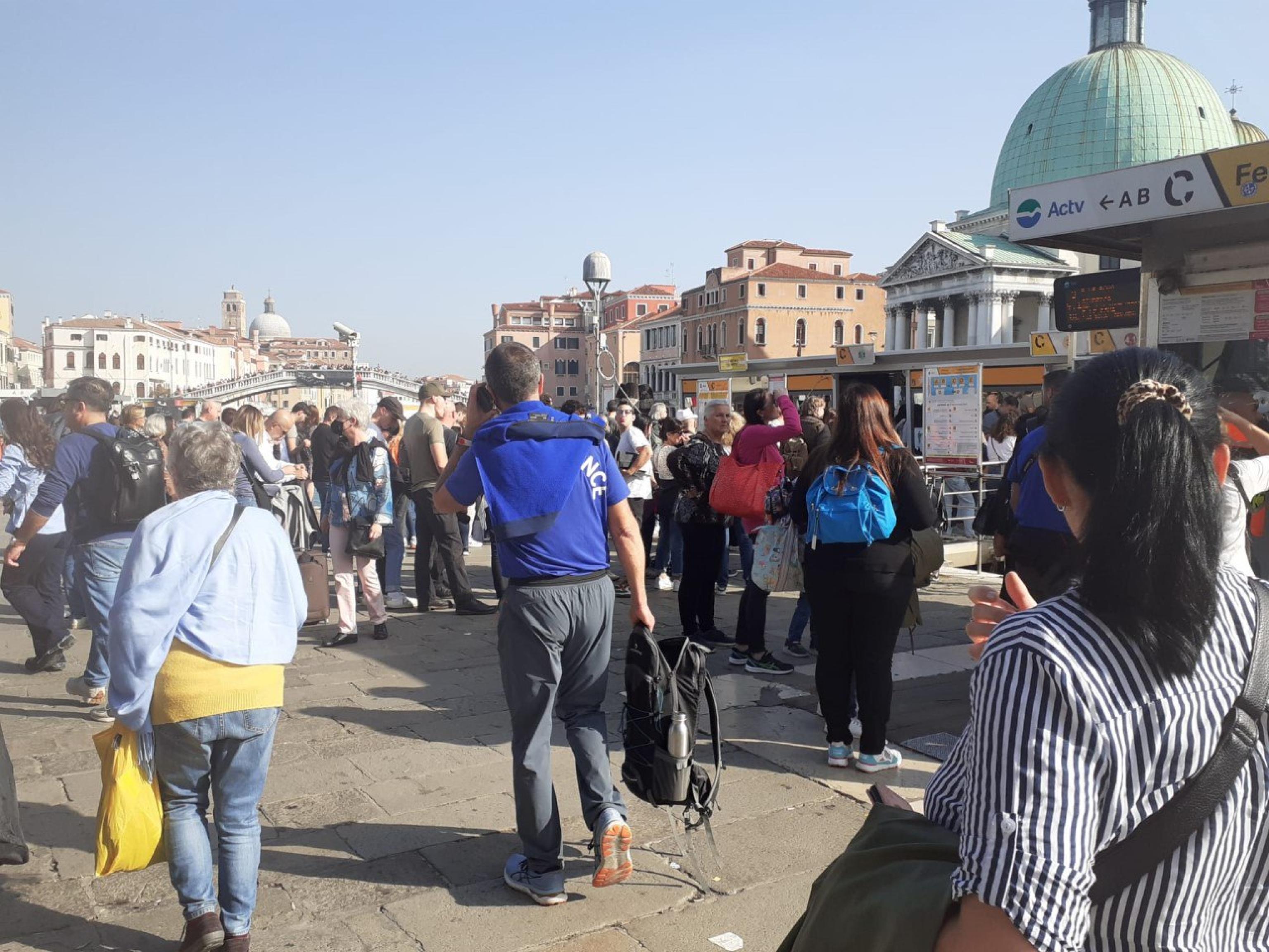 Urto con imbarcazione, gondoliere batte il capo e finisce in acqua a ...