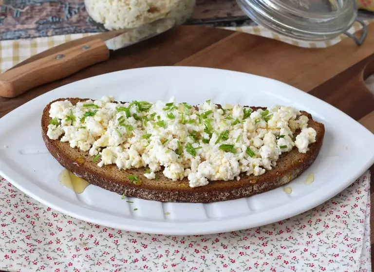 Queijo cottage caseiro com apenas dois ingredientes!