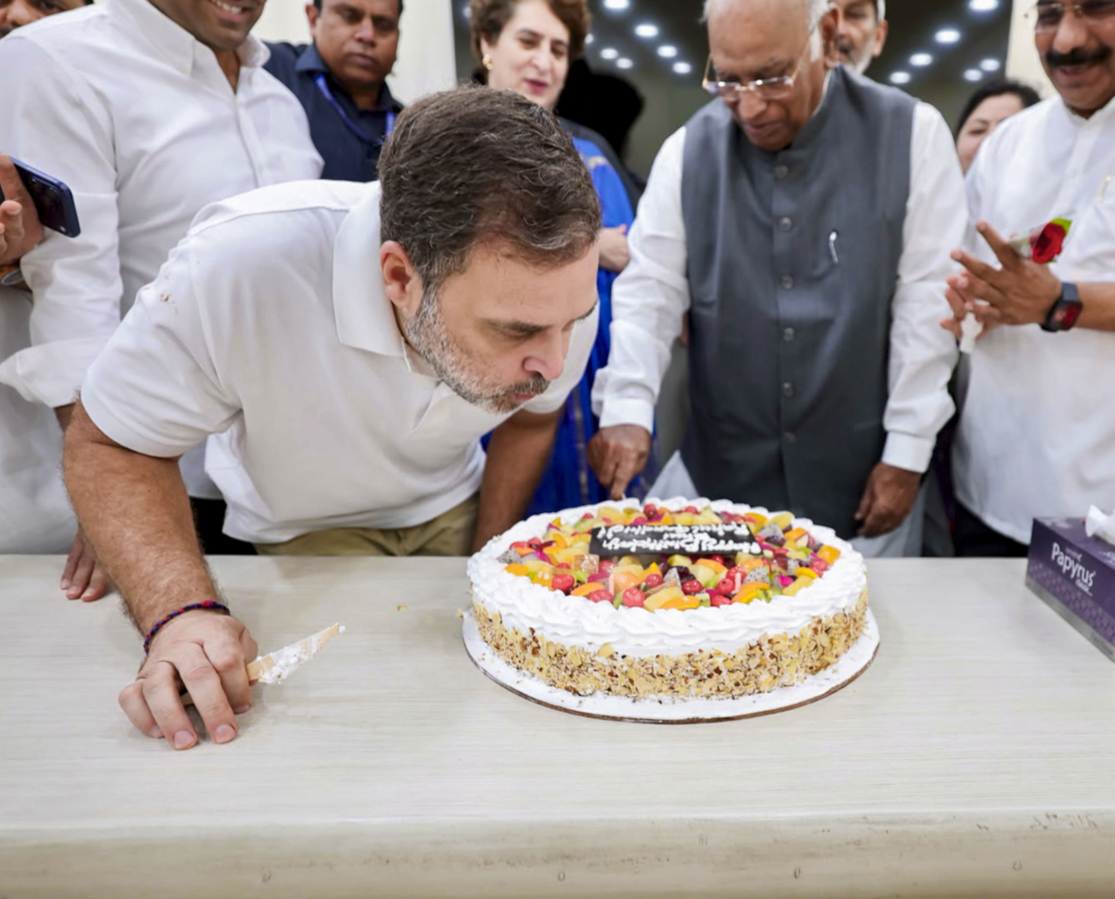 Shashi Tharoor hails Rahul Gandhi's leadership on his birthday, says ...