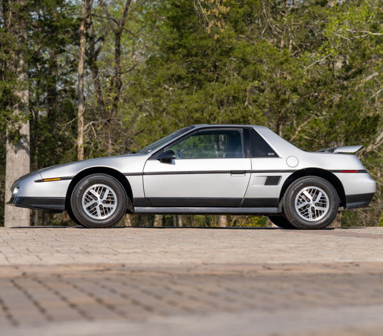 Barely driven: This 5,684-mile 1987 Pontiac Fiero SE is a true 1980s ...
