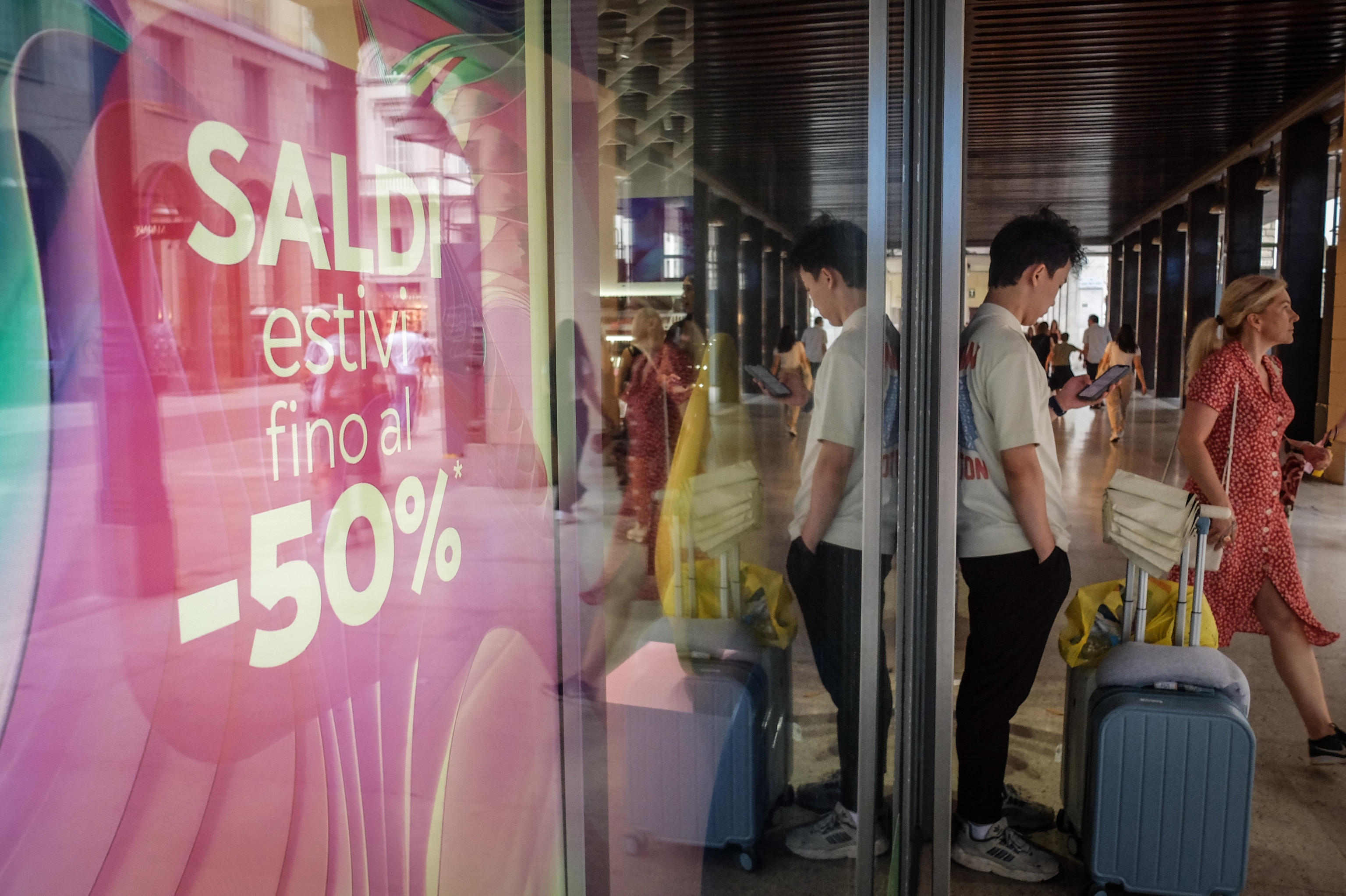 Confcommercio Milano, pre saldi sono presa in giro che erode 20% di mercato