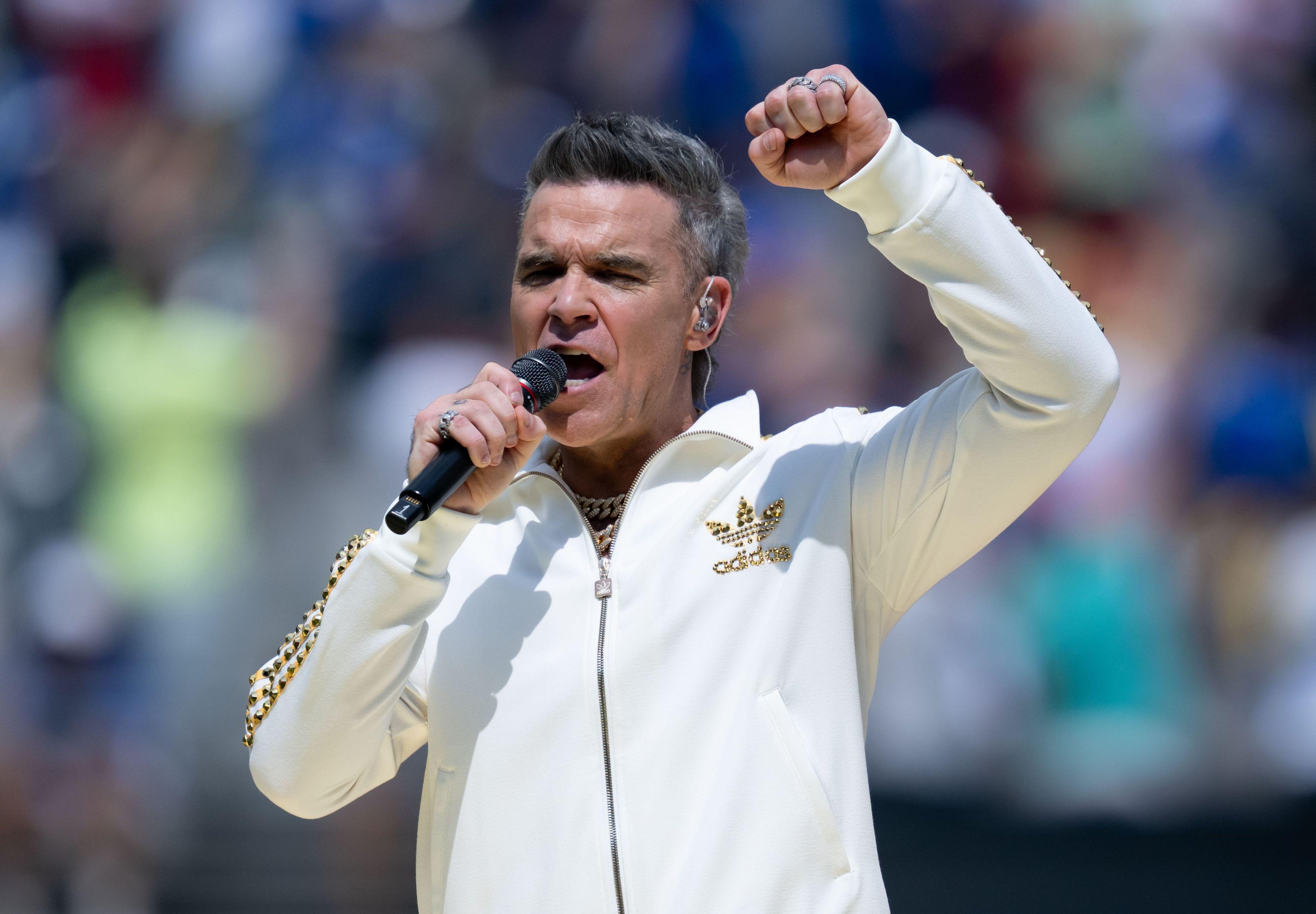 Robbie-Hammer! Popstar löst irren Trikot-Ansturm bei Heimatklub aus