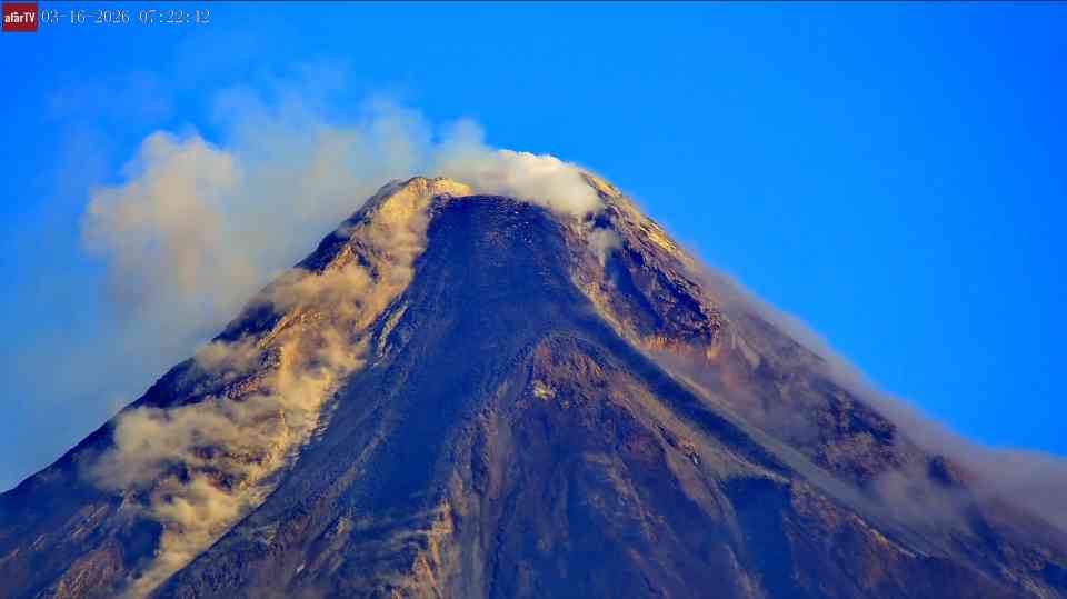 Watch a giant molten boulder break loose and race down Mayon Volcano