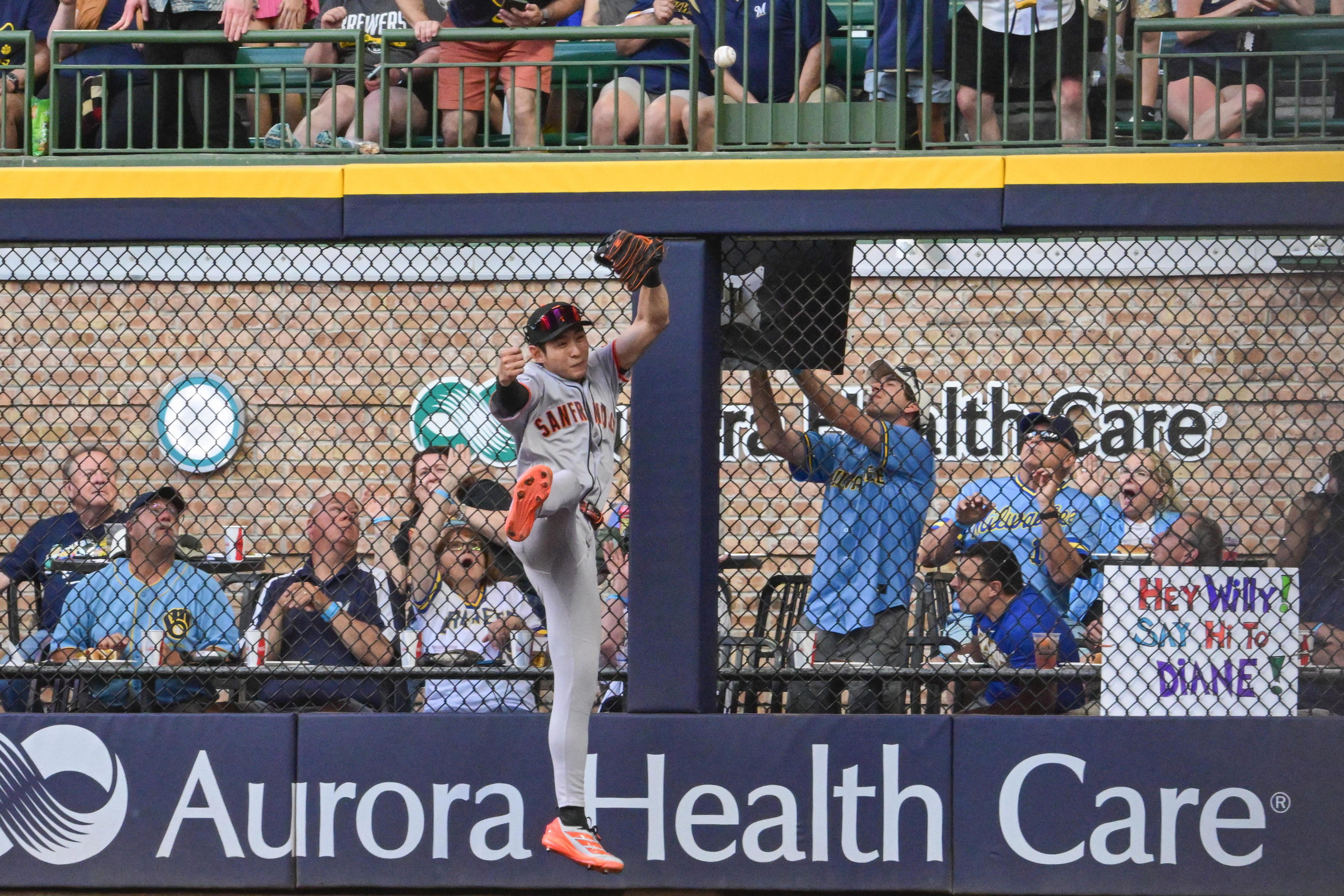 Is Jung Hoo Lee fantastic, or actually kinda bad in right field?