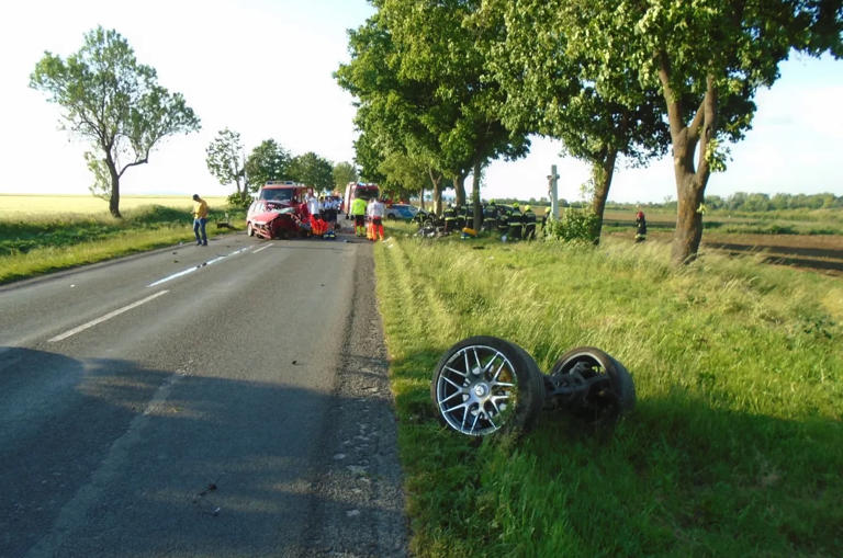 200-zal száguldott két luxusautó, eléjük kanyarodott a nagymama, ketten ...