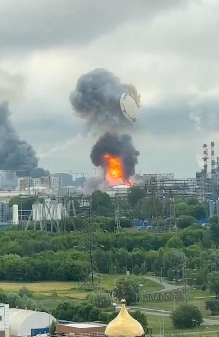 Russia mistakenly strikes own refinery in Moscow, sending massive roof ...