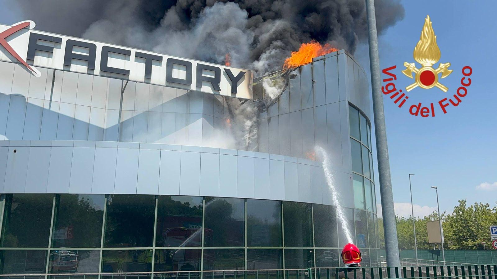 Incendio a Montano Lucino, gigantesca colonna di fumo alla Max Factory ...