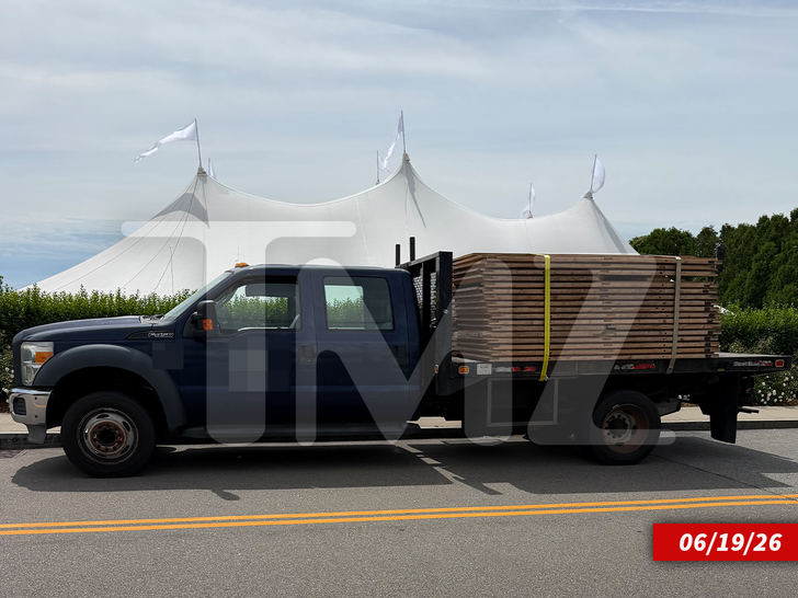 Taylor Swift: Huge tent set up down the street from singer's RI house ...
