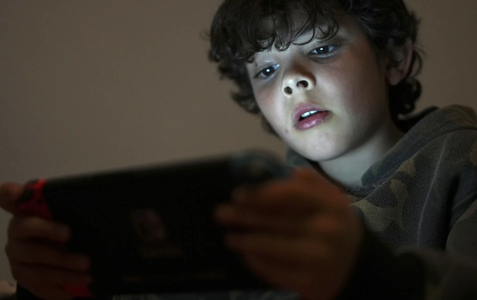 Experts urge balanced 'blended play' as screen time rises in children