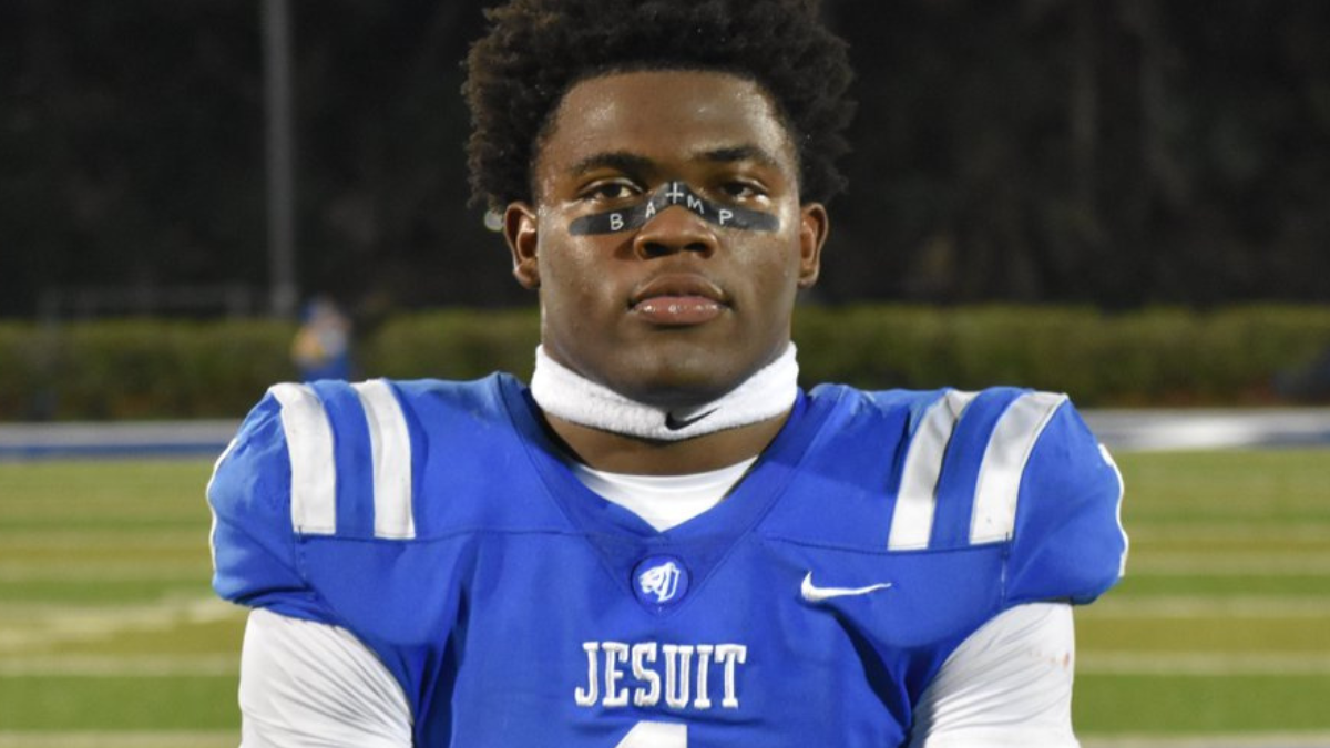 Nation’s No. 1 linebacker picks a side, leaving two powerhouses reeling