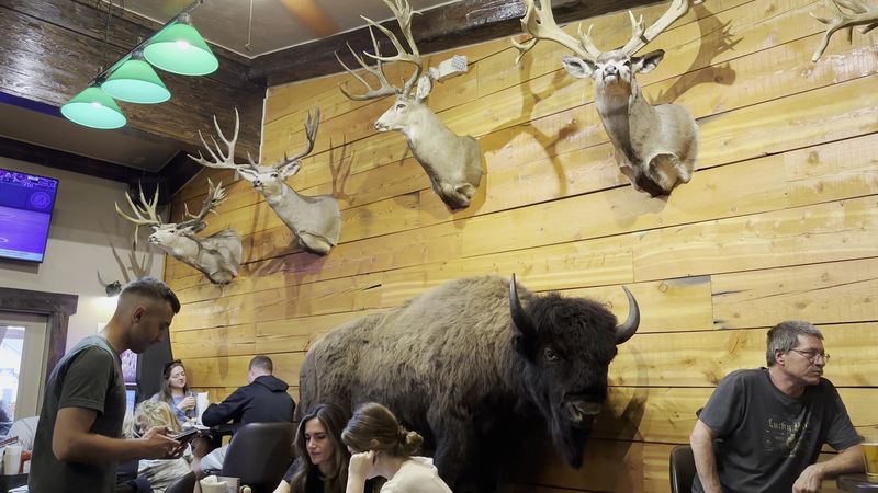 Cowboys and tourists alike agree that this Montana bar’s bison burger ...