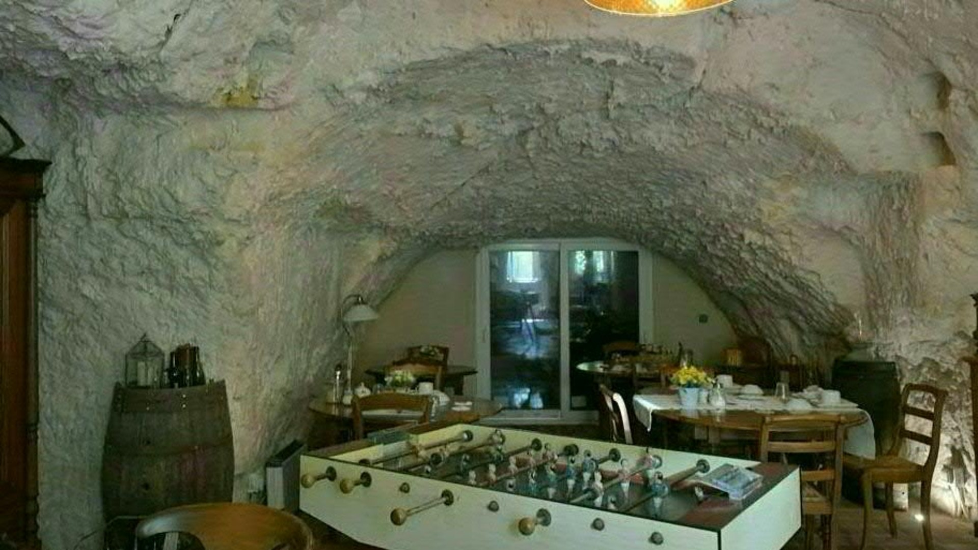 Dans un village troglodyte, les habitants échappent à la canicule