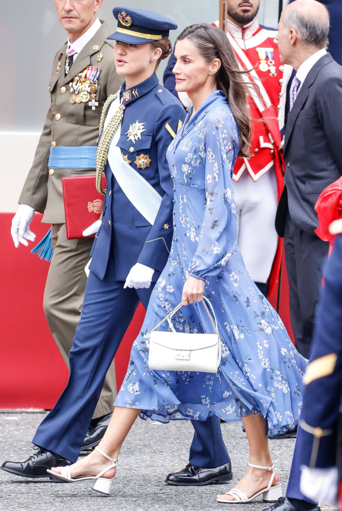 Cette robe que Letizia d'Espagne ne quitte plus est la tendance la plus ...