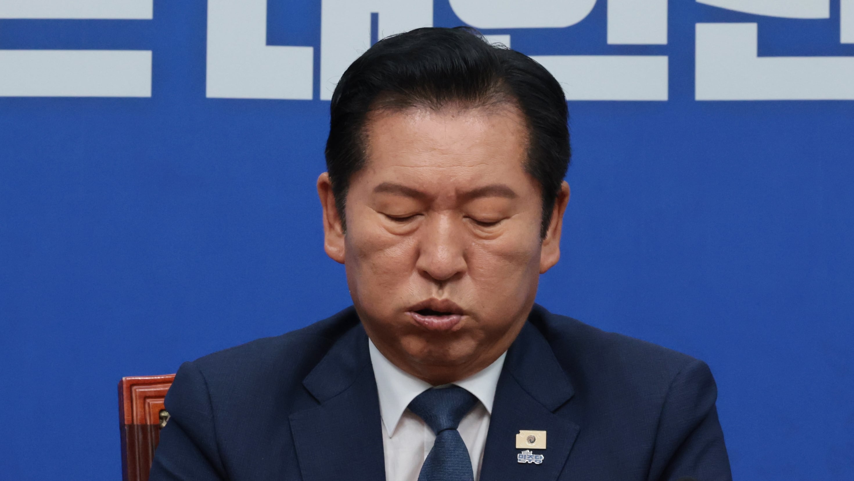 Democratic leader Jung visits stronghold amid presidential pressure