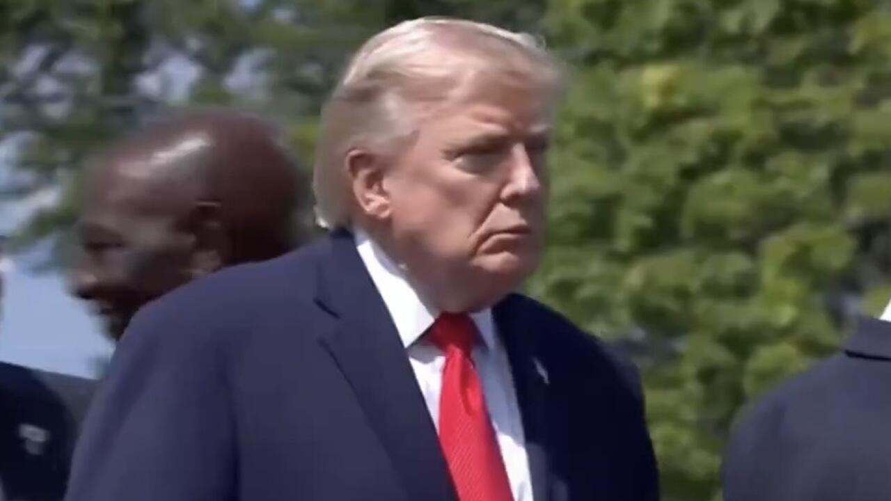 Trump nach offiziellem Foto mit G7-Staats- und Regierungschefs in die ...