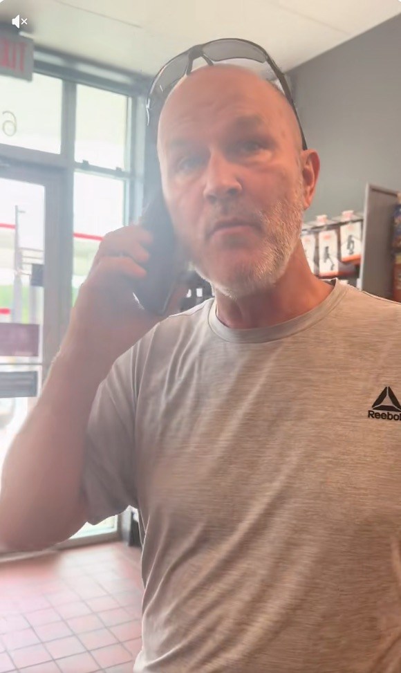Enraged moms defend 'best dad' who took daughters to women's restrooms ...