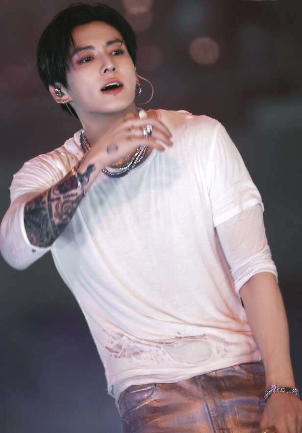 'Couple tattoo' mystery solved? BTS Jungkook's black T-shirt moment ...