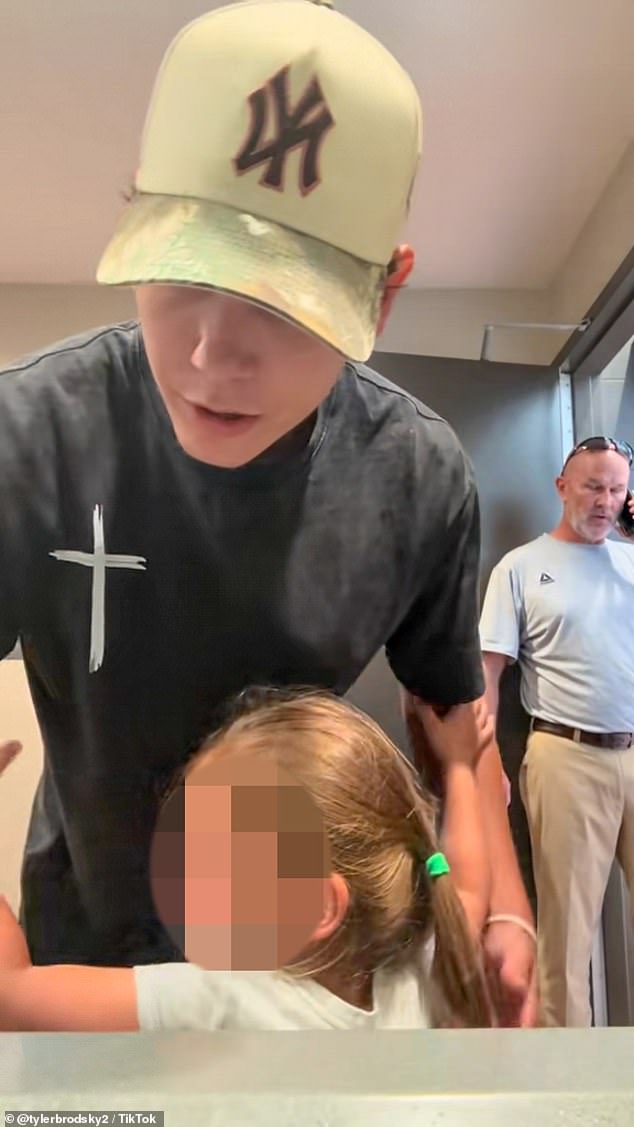 Shouting man who called cops on father for taking his two daughters ...