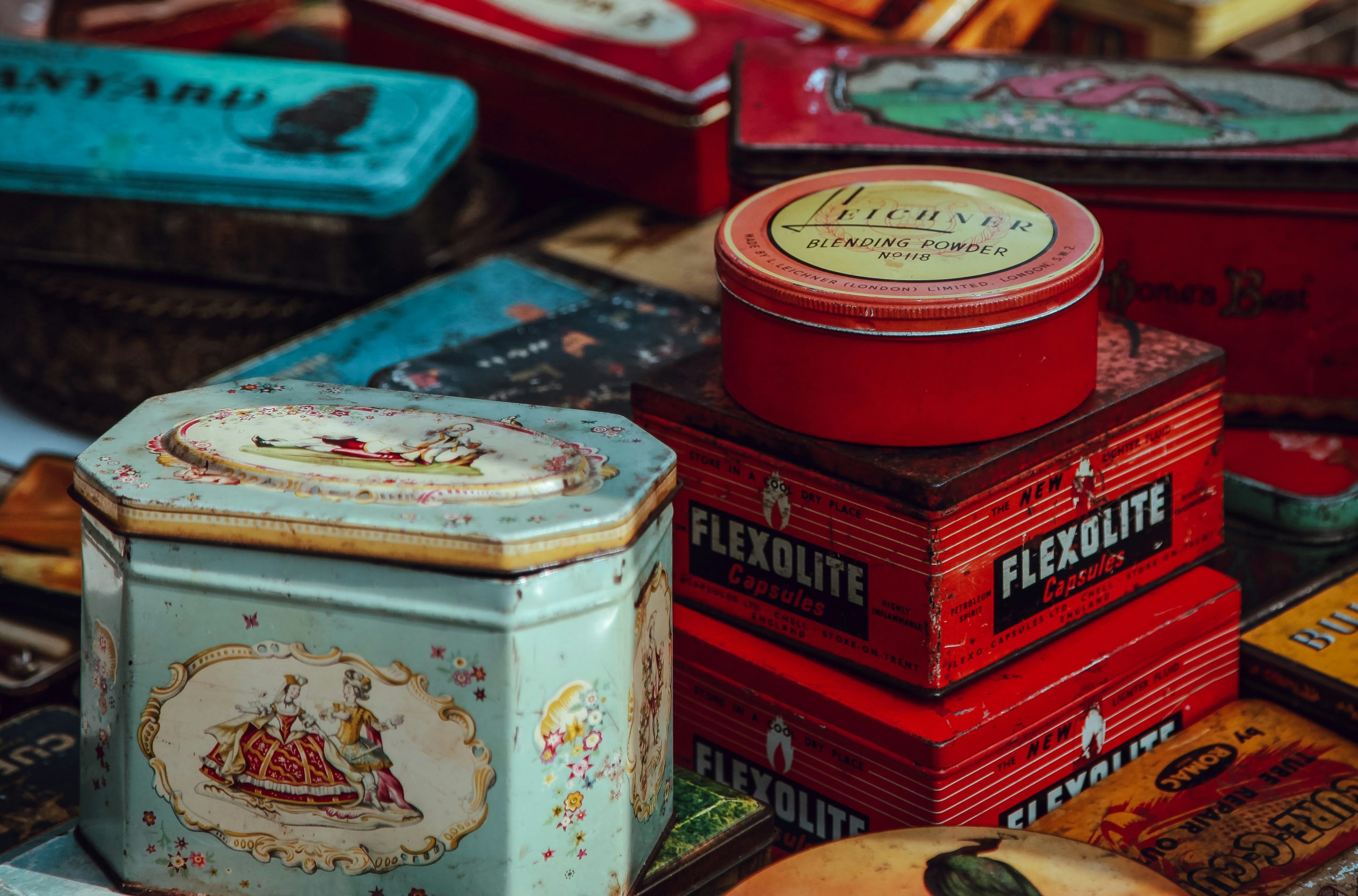 31 vintage cookie tins from specific brands worth hunting
