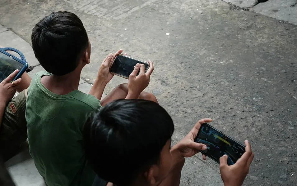 Experts urge balance between digital and traditional play for kids