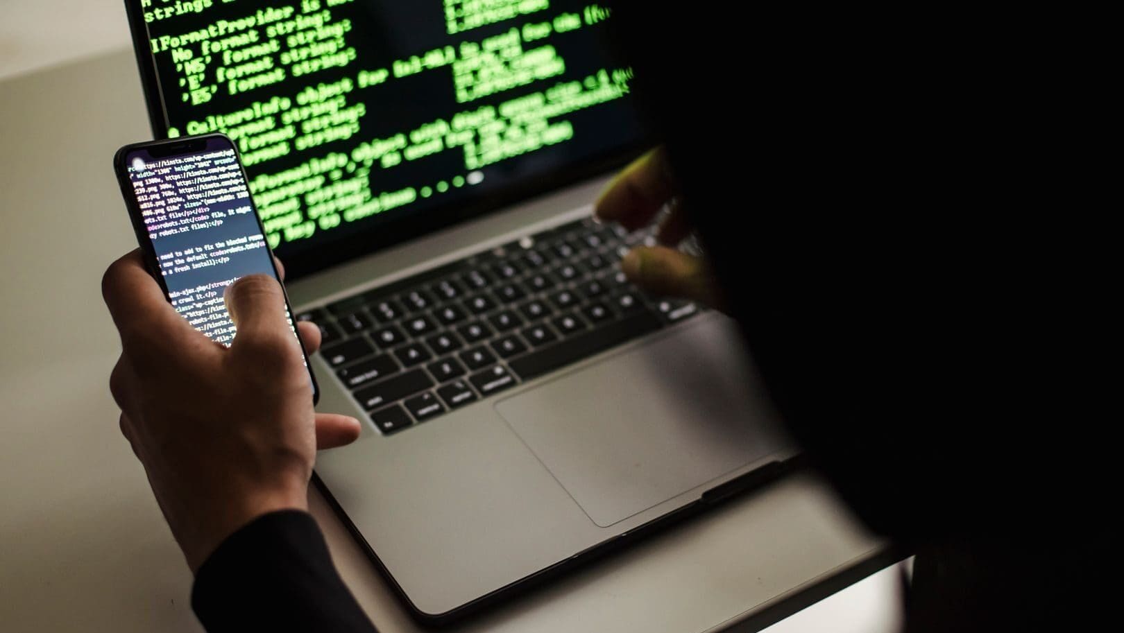 Paranoia se stala realitou. Podezřelé zvuky v hovorech a vybíjení ...