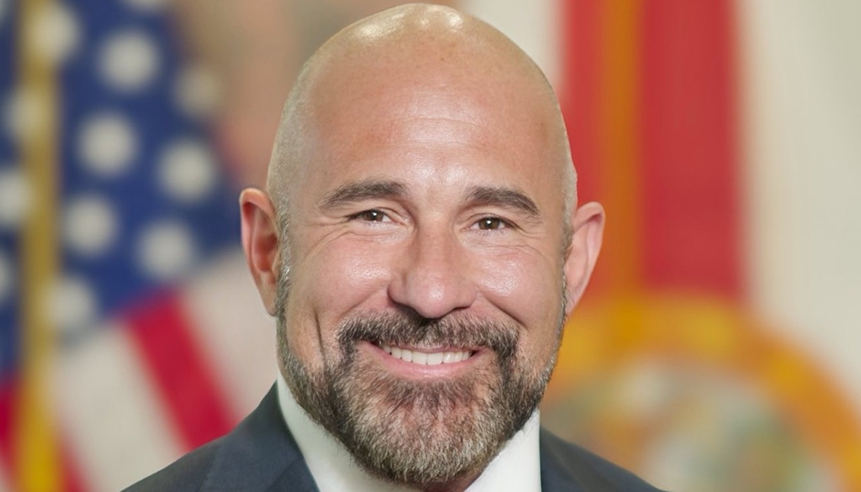 Byron Donalds' GOP opponent takes off leg prosthetic, "There's my ...