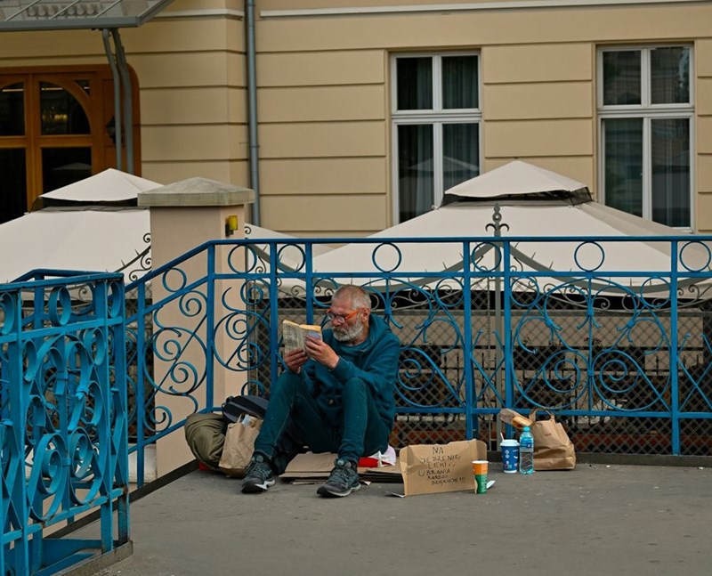 Employee tells his 45-year-old homeless coworker that he's uncivilized ...