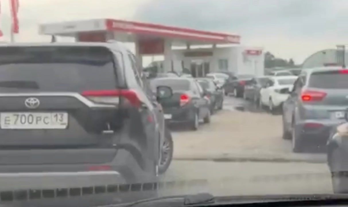 Russian drivers stuck in huge lines at gas stations as Moscow runs out ...