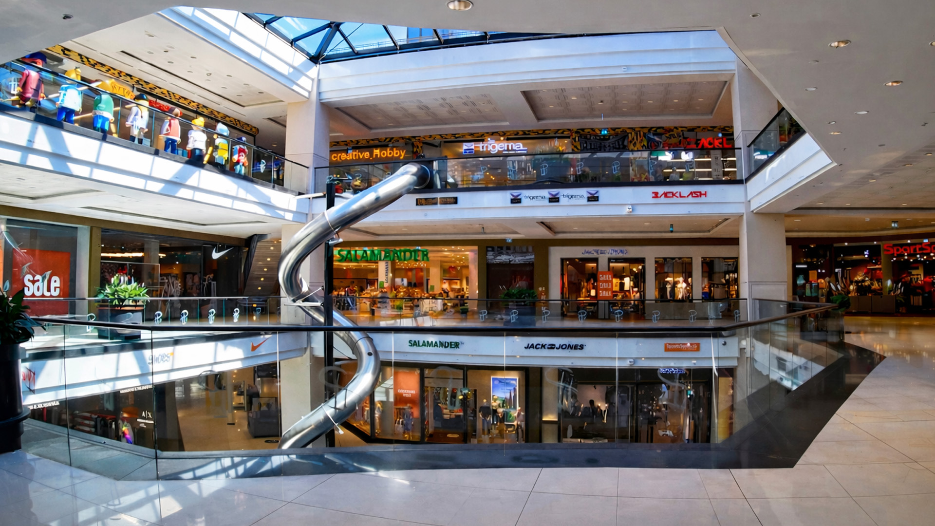 A walk through one of Berlin’s largest shopping centers (4K)