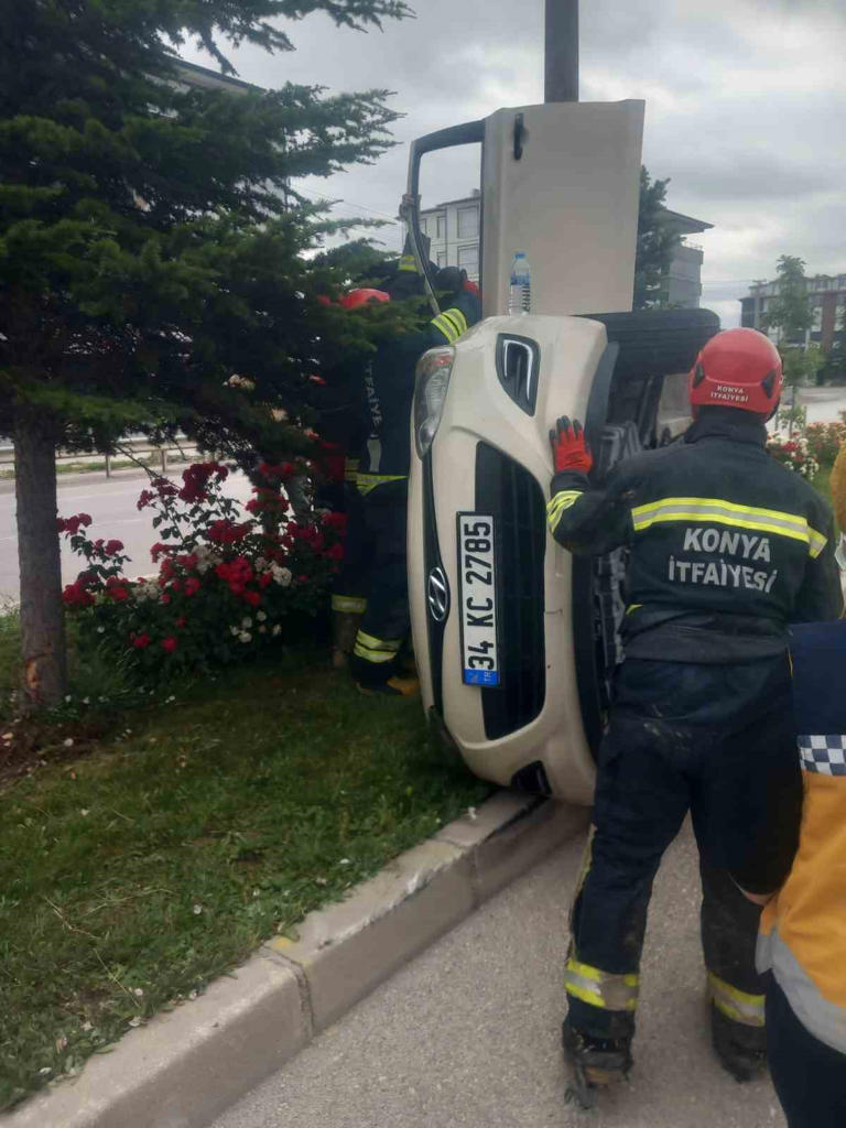 Kulu’da otomobil refüje çıkarak yan yattı: 1 yaralı
