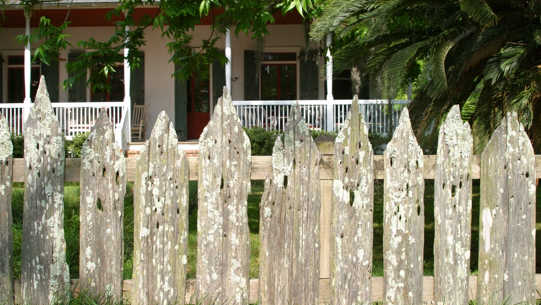 7 creative projects using repurposed fence posts