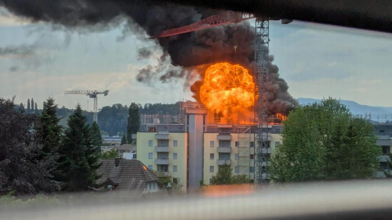 Leser berichten von Explosionen: Riesiger Feuerball über Gebäude in ...