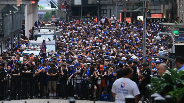 Knicks fan tries to kiss woman right after she resuscitated him at ...