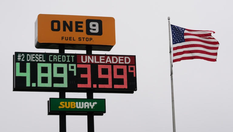 California sees gas prices fall for nearly a month straight