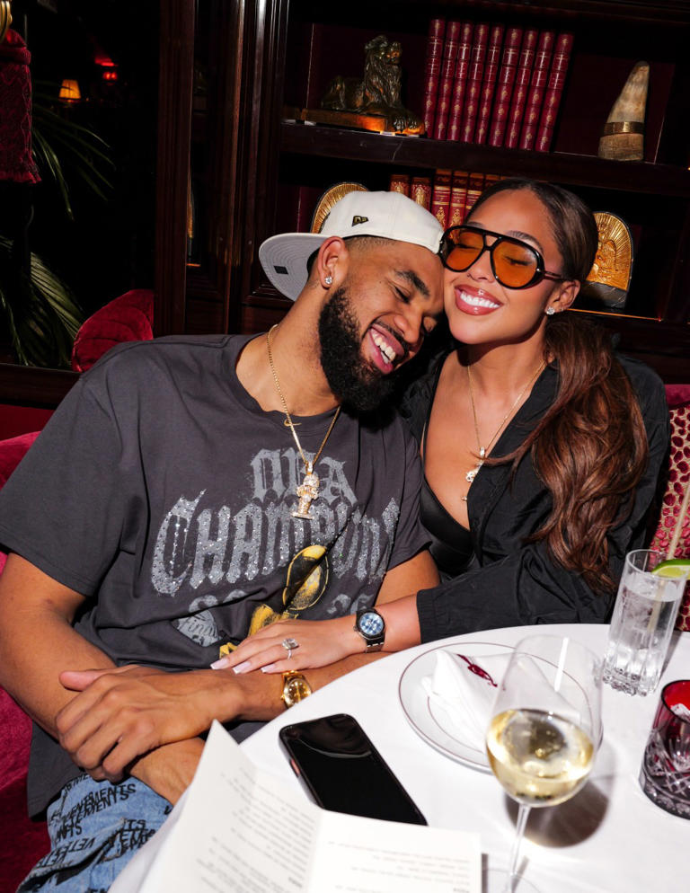 Knicks stars mingle with A-listers at private club after championship ...