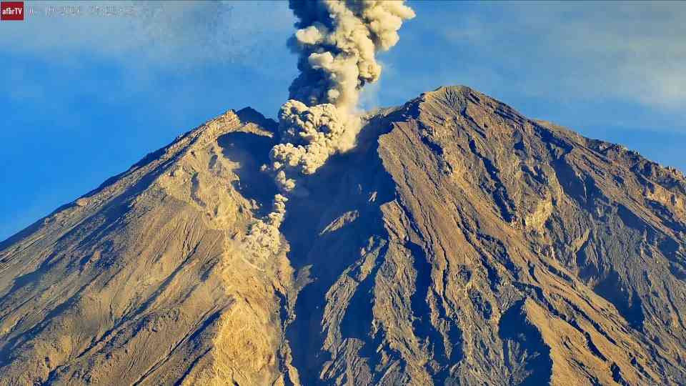 Watch a volcano turn into a river of ash and gas in seconds